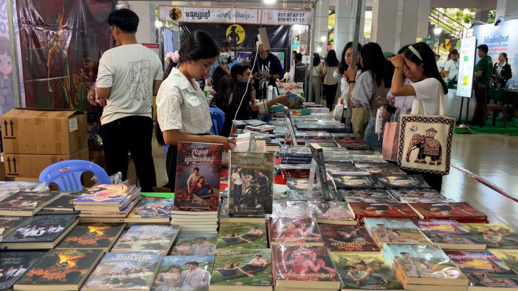 អ្នកចូលចិត្តសៀវភៅចង់ឲ្យមានបណ្ណាល័យច្រើនកន្លែង និងការតាំងពិព័រណ៌សៀវភៅបន្ថែម - បទយកការណ៍